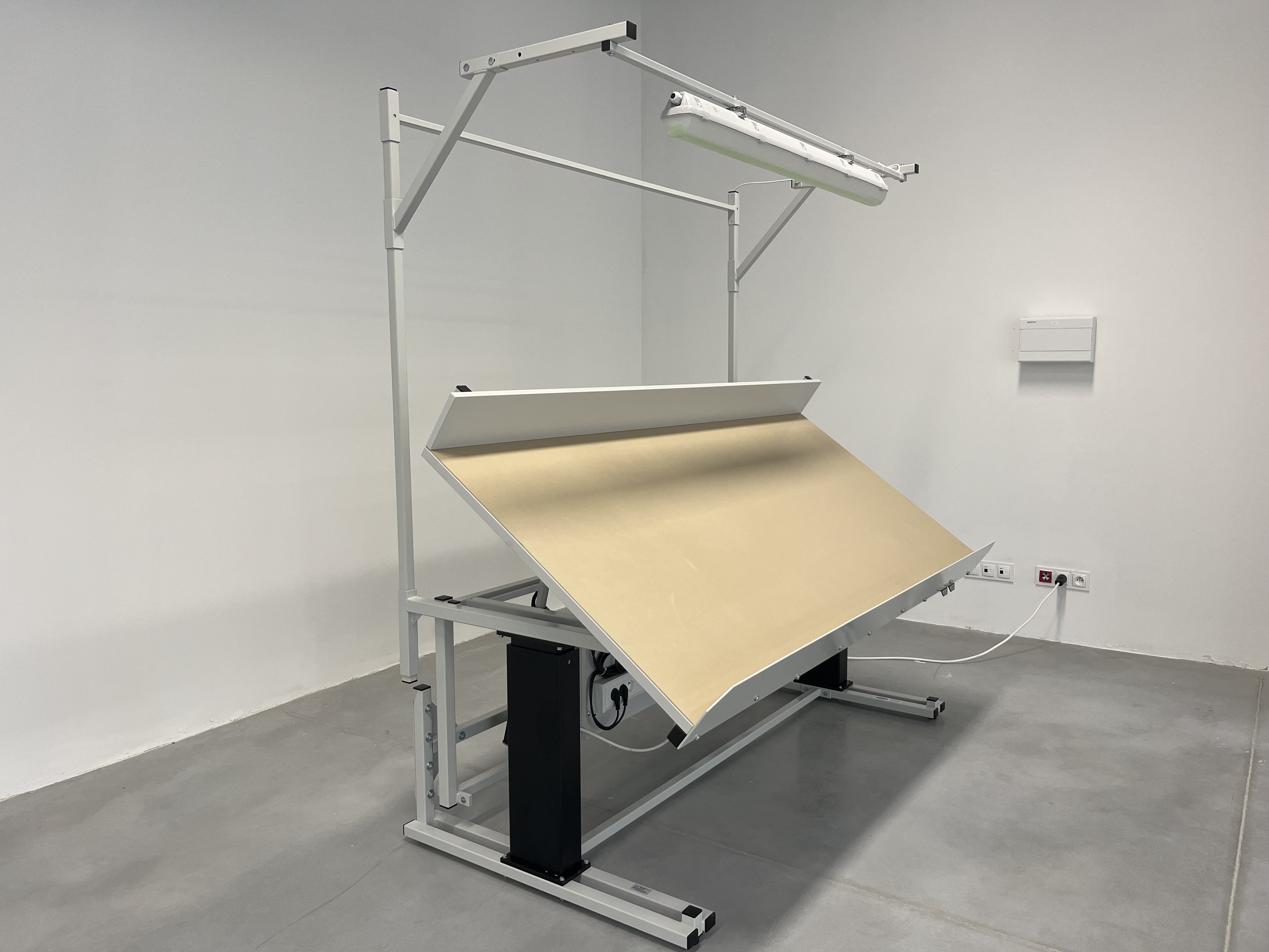 Manufacturer of work tables, assembly tables, ESD tables, workbenches ...